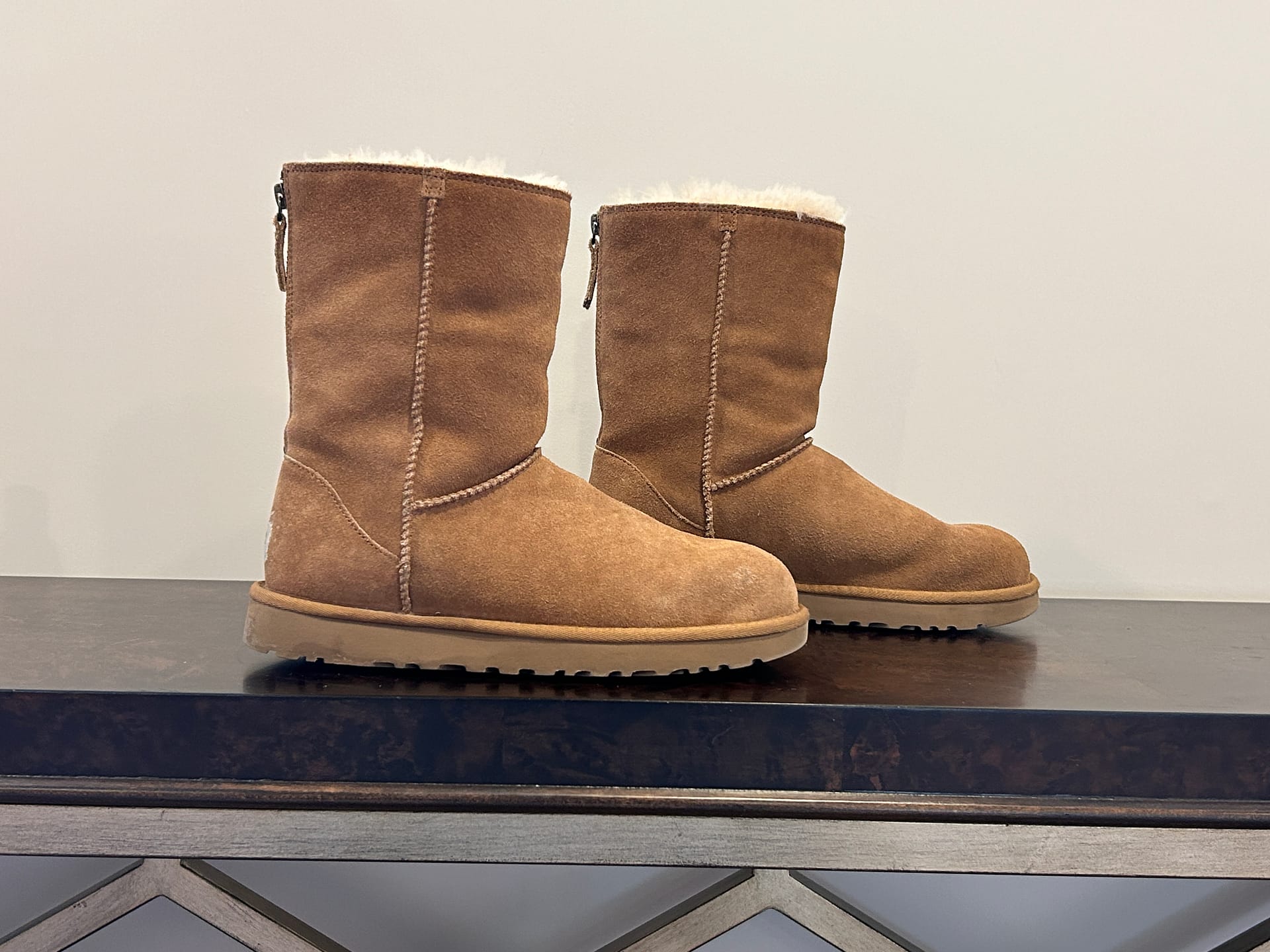 Ugg Classic Short Bailey Zip Back Boot, Size 8 - Hunt Estate Sales